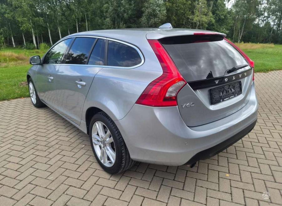 Grey Volvo V60 2013 in Utena, with an engine capacity of 2.00 L and mileage of 265 thousand km for 6490 €, photo 14 on AUTOMOTO.COM.LV