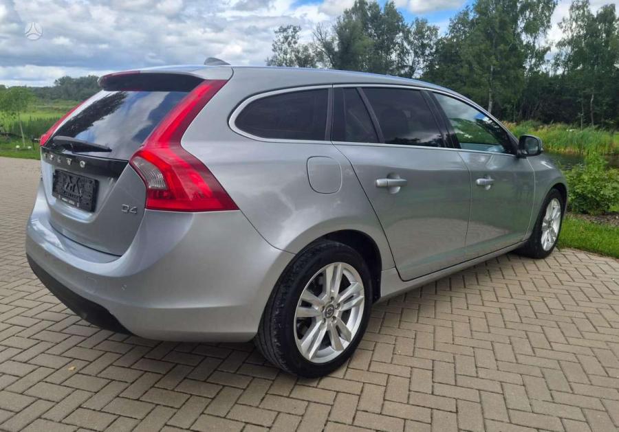 Grey Volvo V60 2013 in Utena, with an engine capacity of 2.00 L and mileage of 265 thousand km for 6490 €, photo 15 on AUTOMOTO.COM.LV