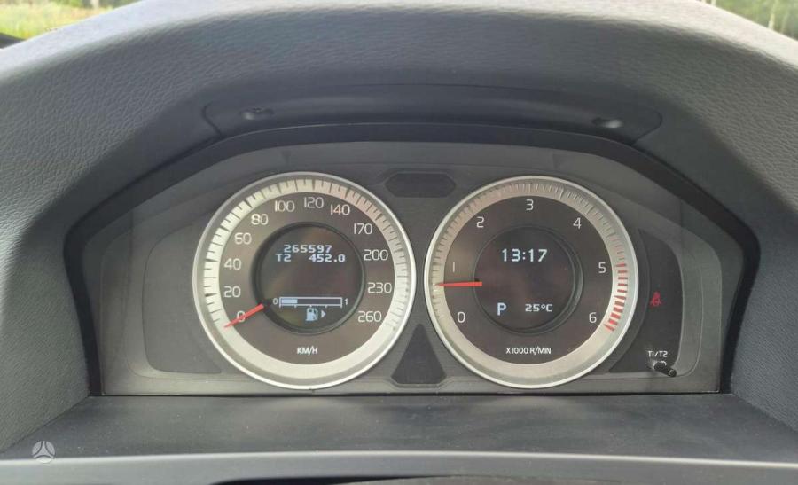 Grey Volvo V60 2013 in Utena, with an engine capacity of 2.00 L and mileage of 265 thousand km for 6490 €, photo 17 on AUTOMOTO.COM.LV