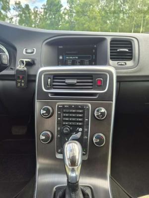 Grey Volvo V60 2013 in Utena, with an engine capacity of 2.00 L and mileage of 265 thousand km for 6490 €, photo 18 on AUTOMOTO.COM.LV