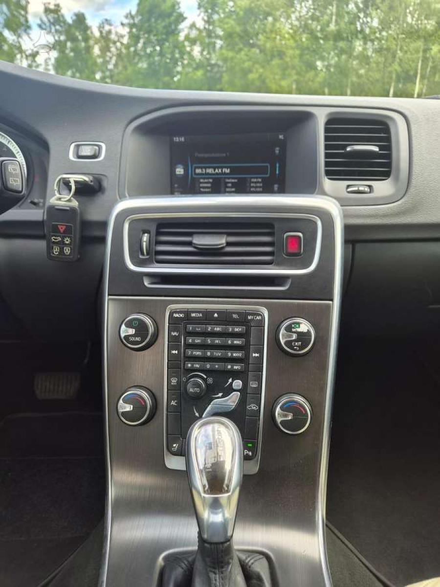 Grey Volvo V60 2013 in Utena, with an engine capacity of 2.00 L and mileage of 265 thousand km for 6490 €, photo 18 on AUTOMOTO.COM.LV