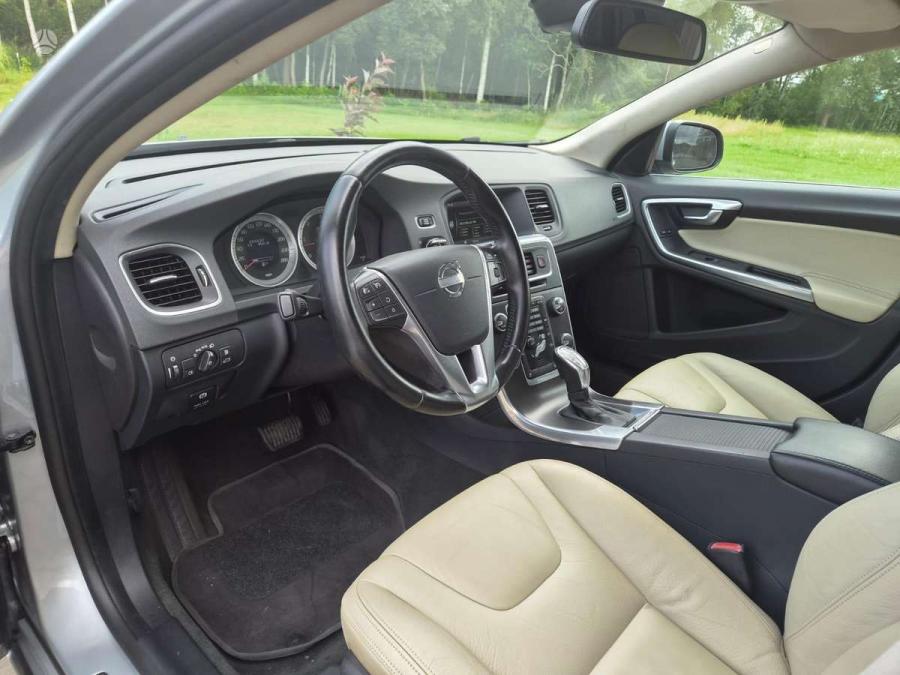Grey Volvo V60 2013 in Utena, with an engine capacity of 2.00 L and mileage of 265 thousand km for 6490 €, photo 19 on AUTOMOTO.COM.LV