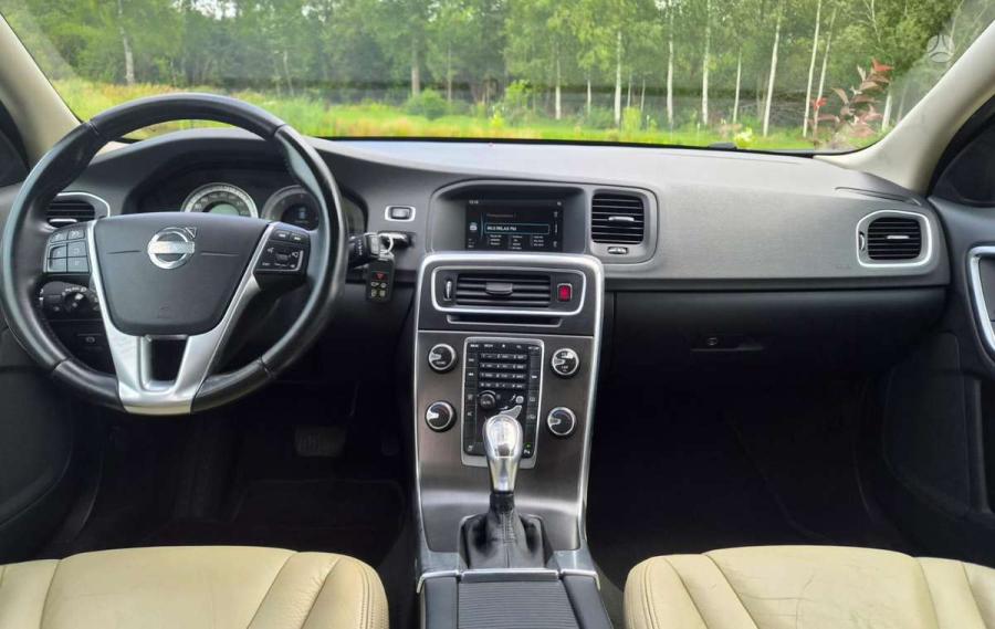 Grey Volvo V60 2013 in Utena, with an engine capacity of 2.00 L and mileage of 265 thousand km for 6490 €, photo 20 on AUTOMOTO.COM.LV