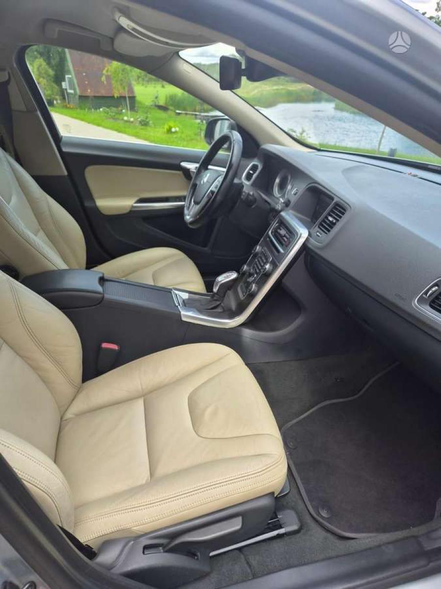 Grey Volvo V60 2013 in Utena, with an engine capacity of 2.00 L and mileage of 265 thousand km for 6490 €, photo 25 on AUTOMOTO.COM.LV