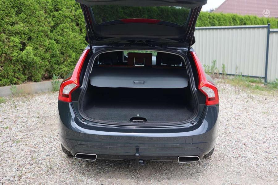 Pelēks Volvo V60 2013 Alīta, ar dzinēja tilpumu 2.40 L un nobraukumu 289 tūkst. km par 6300 €, foto 6 vietnē AUTOMOTO.COM.LV