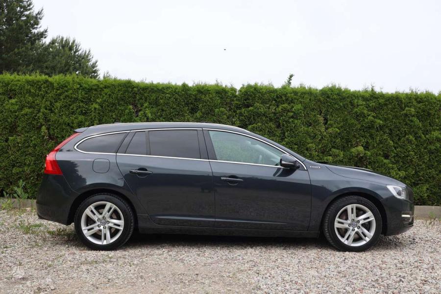 Pelēks Volvo V60 2013 Alīta, ar dzinēja tilpumu 2.40 L un nobraukumu 289 tūkst. km par 6300 €, foto 7 vietnē AUTOMOTO.COM.LV