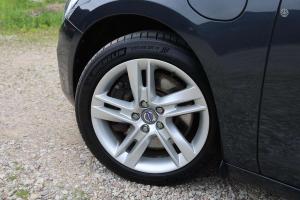 Pelēks Volvo V60 2013 Alīta, ar dzinēja tilpumu 2.40 L un nobraukumu 289 tūkst. km par 6300 €, foto 32 vietnē AUTOMOTO.COM.LV