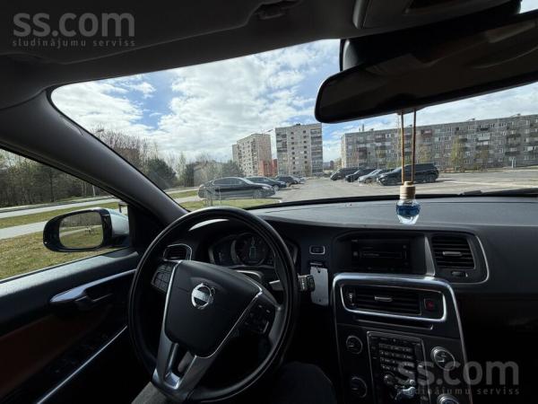 Pelēks Volvo V60 2013 Daugavpils, ar dzinēja tilpumu 2.40 L un nobraukumu 310 tūkst. km par 6500 €, foto 3 vietnē AUTOMOTO.COM.LV
