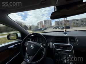 Pelēks Volvo V60 2013 Daugavpils, ar dzinēja tilpumu 2.40 L un nobraukumu 310 tūkst. km par 6500 €, foto 4 vietnē AUTOMOTO.COM.LV