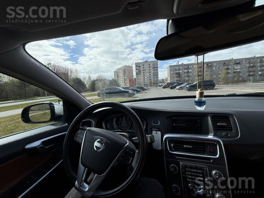 Pelēks Volvo V60 2013 Daugavpils, ar dzinēja tilpumu 2.40 L un nobraukumu 310 tūkst. km par 6500 €, foto 4 vietnē AUTOMOTO.COM.LV