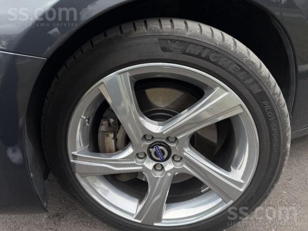 Pelēks Volvo V60 2013 Daugavpils, ar dzinēja tilpumu 2.40 L un nobraukumu 310 tūkst. km par 6500 €, foto 5 vietnē AUTOMOTO.COM.LV