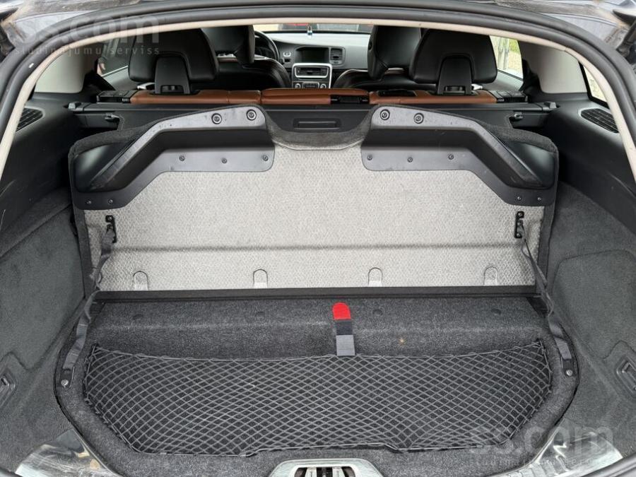Pelēks Volvo V60 2013 Daugavpils, ar dzinēja tilpumu 2.40 L un nobraukumu 310 tūkst. km par 6500 €, foto 8 vietnē AUTOMOTO.COM.LV