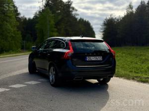Pelēks Volvo V60 2013 Daugavpils, ar dzinēja tilpumu 2.40 L un nobraukumu 310 tūkst. km par 6500 €, foto 16 vietnē AUTOMOTO.COM.LV