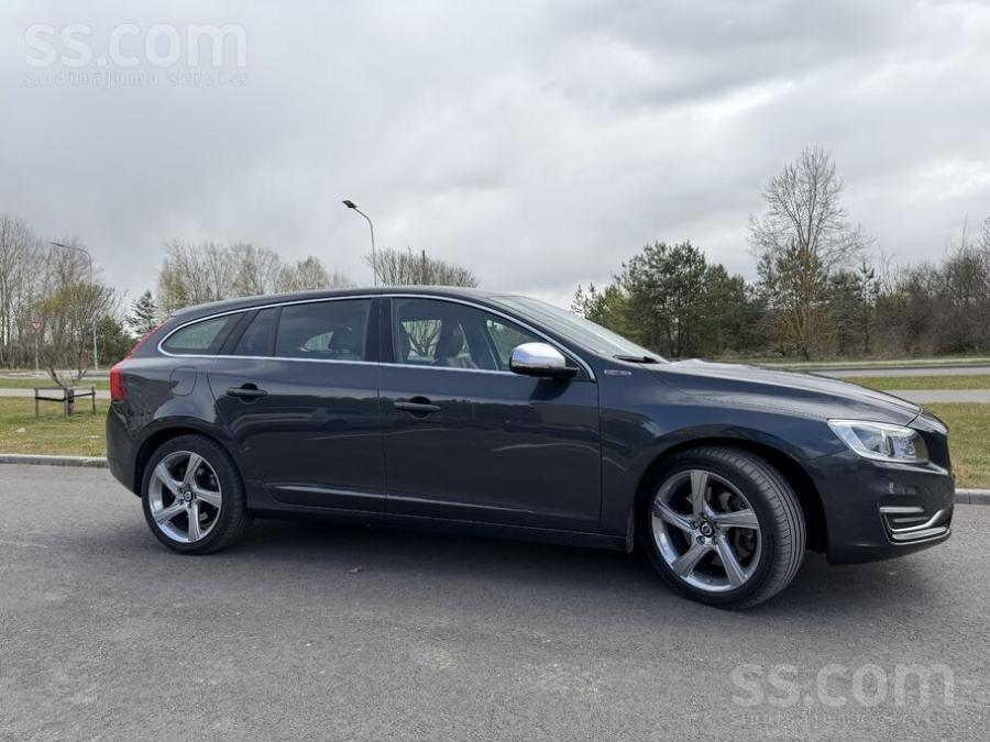 Pelēks Volvo V60 2013 Daugavpils, ar dzinēja tilpumu 2.40 L un nobraukumu 310 tūkst. km par 6500 €, foto 17 vietnē AUTOMOTO.COM.LV