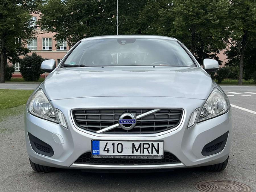 Pelēks Volvo V60 2013 Narva, ar dzinēja tilpumu 1.60 L un nobraukumu 395 tūkst. km par 3999 €, foto 4 vietnē AUTOMOTO.COM.LV