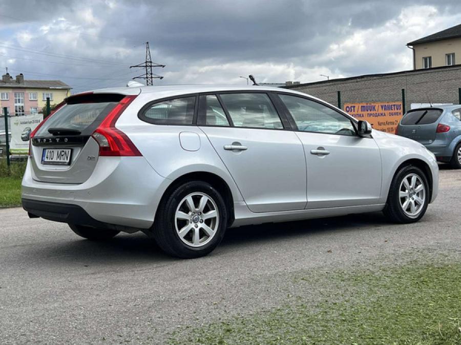 Pelēks Volvo V60 2013 Narva, ar dzinēja tilpumu 1.60 L un nobraukumu 395 tūkst. km par 3999 €, foto 8 vietnē AUTOMOTO.COM.LV