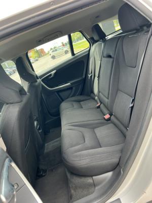 Pelēks Volvo V60 2013 Narva, ar dzinēja tilpumu 1.60 L un nobraukumu 395 tūkst. km par 3999 €, foto 12 vietnē AUTOMOTO.COM.LV