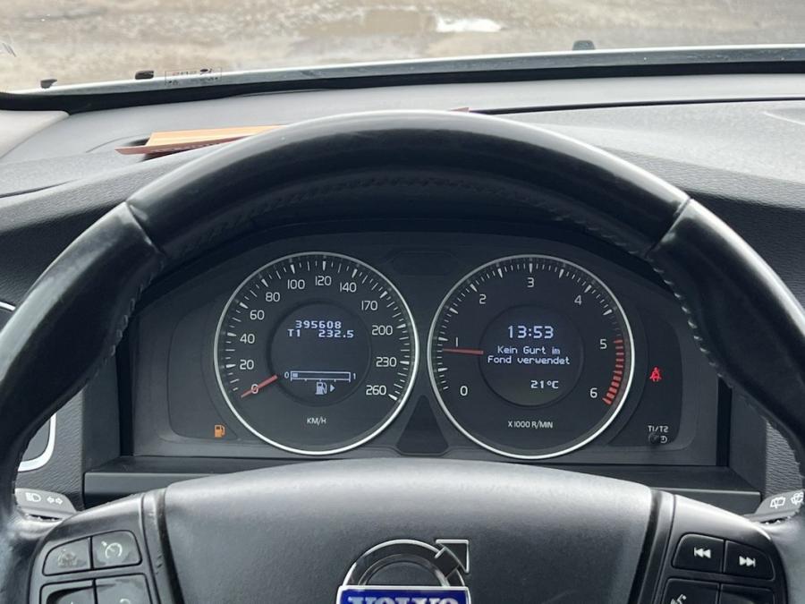 Pelēks Volvo V60 2013 Narva, ar dzinēja tilpumu 1.60 L un nobraukumu 395 tūkst. km par 3999 €, foto 21 vietnē AUTOMOTO.COM.LV