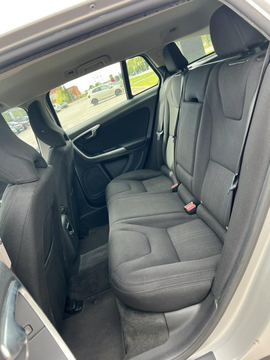 Pelēks Volvo V60 2013 Narva, ar dzinēja tilpumu 1.60 L un nobraukumu 395 tūkst. km par 3999 €, foto 23 vietnē AUTOMOTO.COM.LV