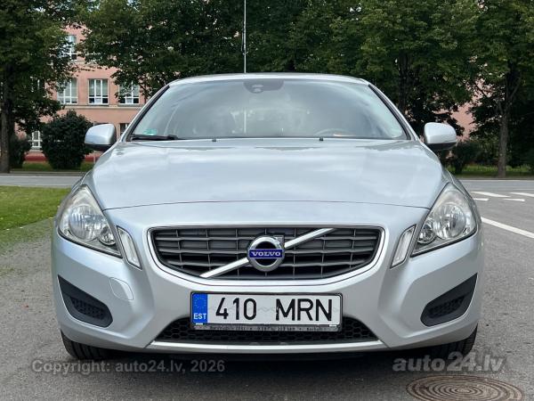 Pelēks Volvo V60 2013 Narva, ar dzinēja tilpumu 1.60 L un nobraukumu 395 tūkst. km par 3999 €, foto 2 vietnē AUTOMOTO.COM.LV