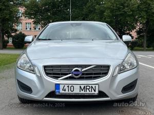 Pelēks Volvo V60 2013 Narva, ar dzinēja tilpumu 1.60 L un nobraukumu 395 tūkst. km par 3999 €, foto 3 vietnē AUTOMOTO.COM.LV