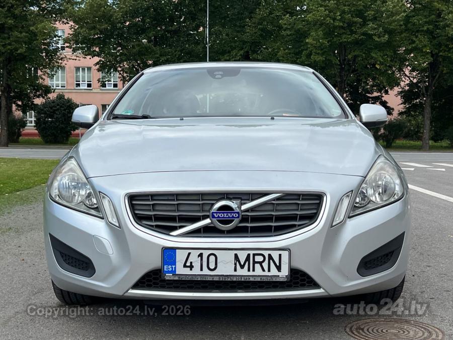Pelēks Volvo V60 2013 Narva, ar dzinēja tilpumu 1.60 L un nobraukumu 395 tūkst. km par 3999 €, foto 3 vietnē AUTOMOTO.COM.LV
