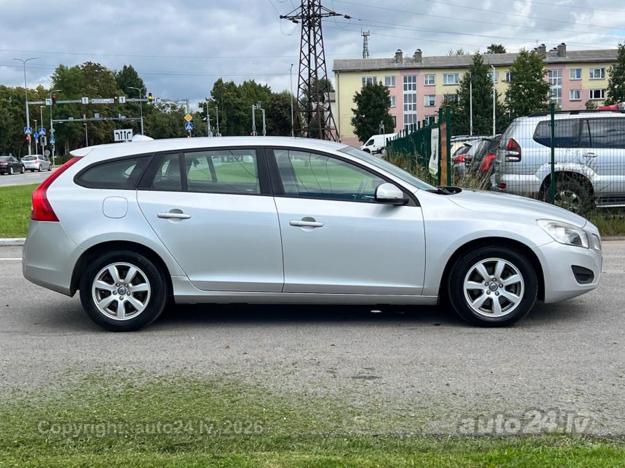 Pelēks Volvo V60 2013 Narva, ar dzinēja tilpumu 1.60 L un nobraukumu 395 tūkst. km par 3999 €, foto 7 vietnē AUTOMOTO.COM.LV