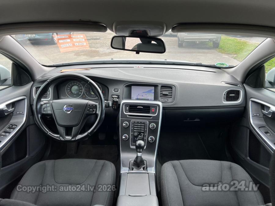Pelēks Volvo V60 2013 Narva, ar dzinēja tilpumu 1.60 L un nobraukumu 395 tūkst. km par 3999 €, foto 15 vietnē AUTOMOTO.COM.LV