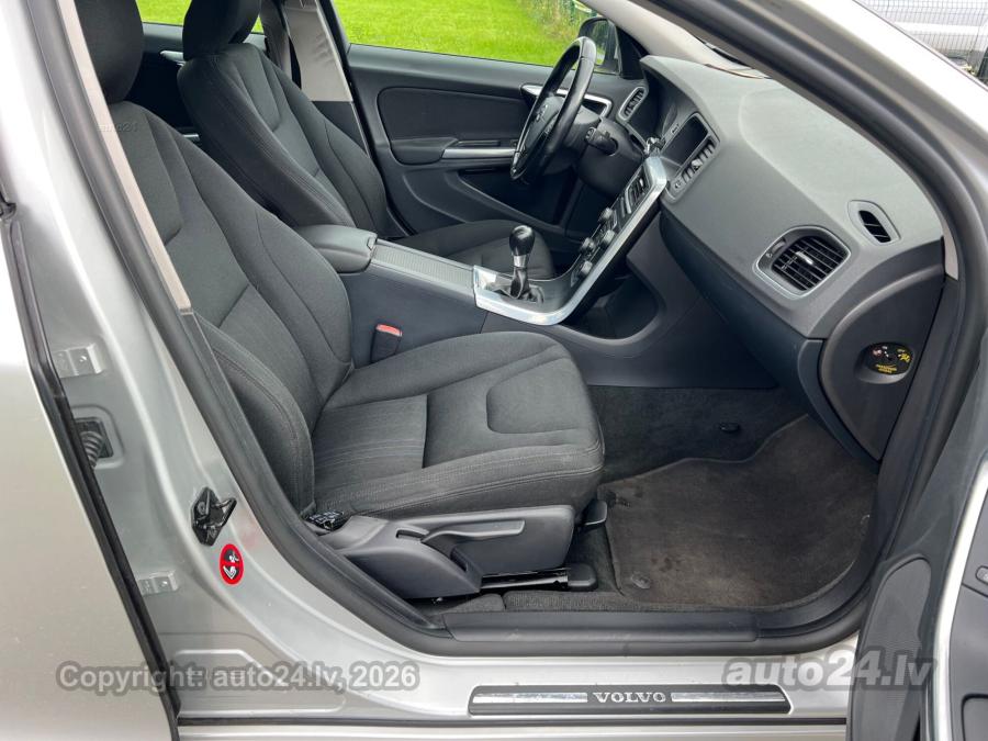 Pelēks Volvo V60 2013 Narva, ar dzinēja tilpumu 1.60 L un nobraukumu 395 tūkst. km par 3999 €, foto 21 vietnē AUTOMOTO.COM.LV