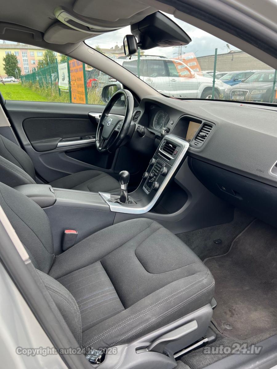 Pelēks Volvo V60 2013 Narva, ar dzinēja tilpumu 1.60 L un nobraukumu 395 tūkst. km par 3999 €, foto 22 vietnē AUTOMOTO.COM.LV