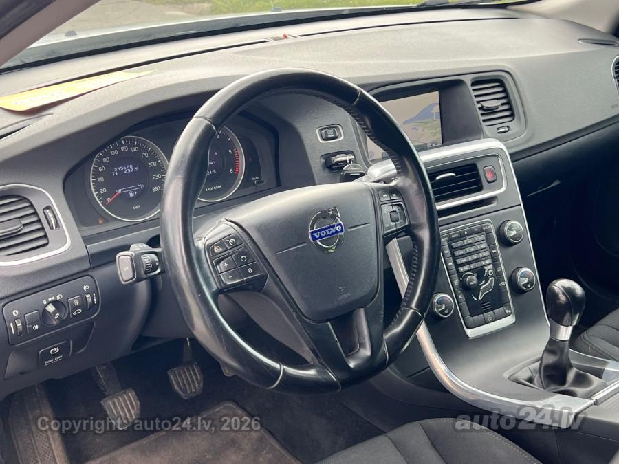 Pelēks Volvo V60 2013 Narva, ar dzinēja tilpumu 1.60 L un nobraukumu 395 tūkst. km par 3999 €, foto 23 vietnē AUTOMOTO.COM.LV