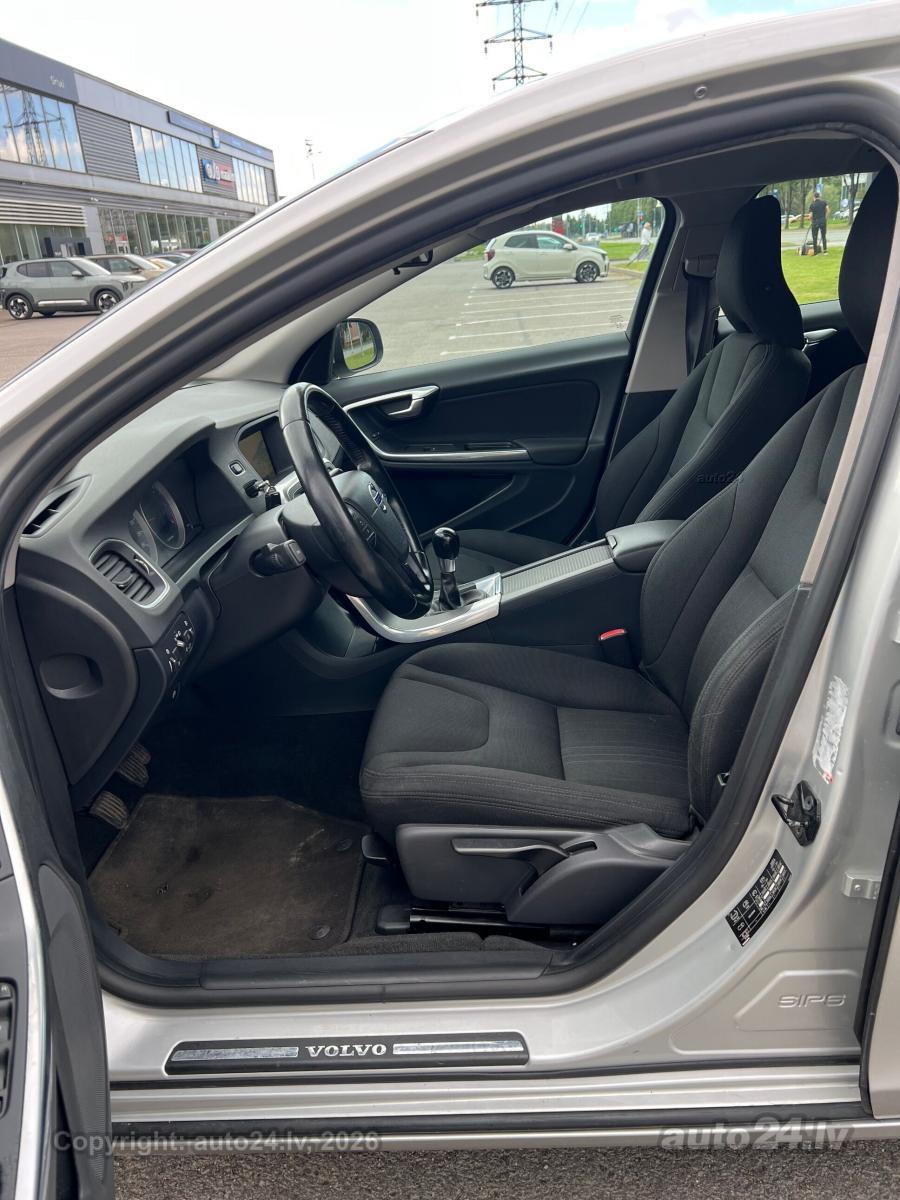Pelēks Volvo V60 2013 Narva, ar dzinēja tilpumu 1.60 L un nobraukumu 395 tūkst. km par 3999 €, foto 26 vietnē AUTOMOTO.COM.LV