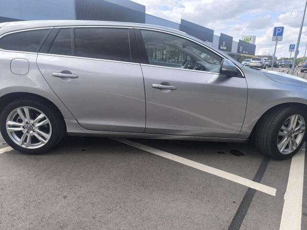 Grey Volvo V60 2013 in Utena, with an engine capacity of 2.00 L and mileage of 27 thousand km for 6350 €, photo 5 on AUTOMOTO.COM.LV