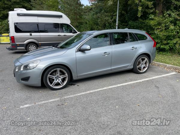 Pelēks Volvo V60 2013 Tallina, ar dzinēja tilpumu 2.00 L un nobraukumu 285 tūkst. km par 7500 €, foto 6 vietnē AUTOMOTO.COM.LV