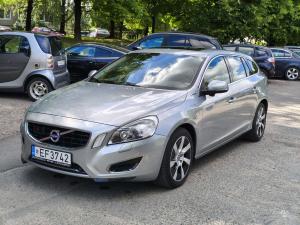 Pelēks Volvo V60 2013 Viļņa, ar dzinēja tilpumu 2.40 L un nobraukumu 256 tūkst. km par 6000 €, foto  vietnē AUTOMOTO.COM.LV