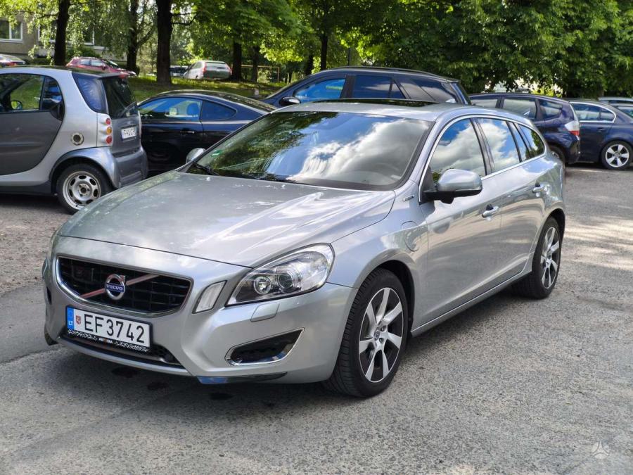 Pelēks Volvo V60 2013 Viļņa, ar dzinēja tilpumu 2.40 L un nobraukumu 256 tūkst. km par 6000 €, foto 1 vietnē AUTOMOTO.COM.LV