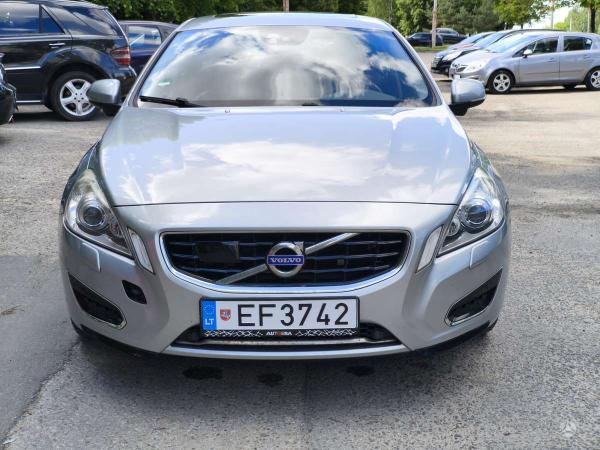 Grey Volvo V60 2013 in Vilnius, with an engine capacity of 2.40 L and mileage of 256 thousand km for 6000 €, photo 3 on AUTOMOTO.COM.LV