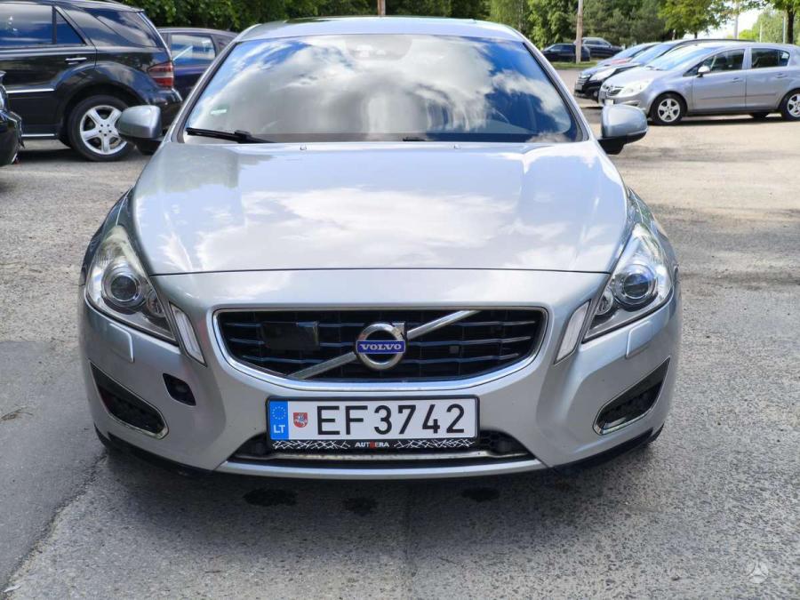 Pelēks Volvo V60 2013 Viļņa, ar dzinēja tilpumu 2.40 L un nobraukumu 256 tūkst. km par 6000 €, foto 3 vietnē AUTOMOTO.COM.LV