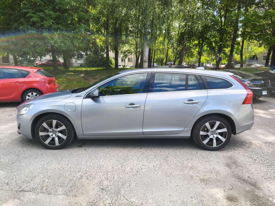 Pelēks Volvo V60 2013 Viļņa, ar dzinēja tilpumu 2.40 L un nobraukumu 256 tūkst. km par 6000 €, foto 5 vietnē AUTOMOTO.COM.LV