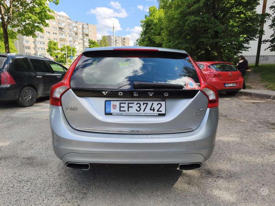 Pelēks Volvo V60 2013 Viļņa, ar dzinēja tilpumu 2.40 L un nobraukumu 256 tūkst. km par 6000 €, foto 7 vietnē AUTOMOTO.COM.LV