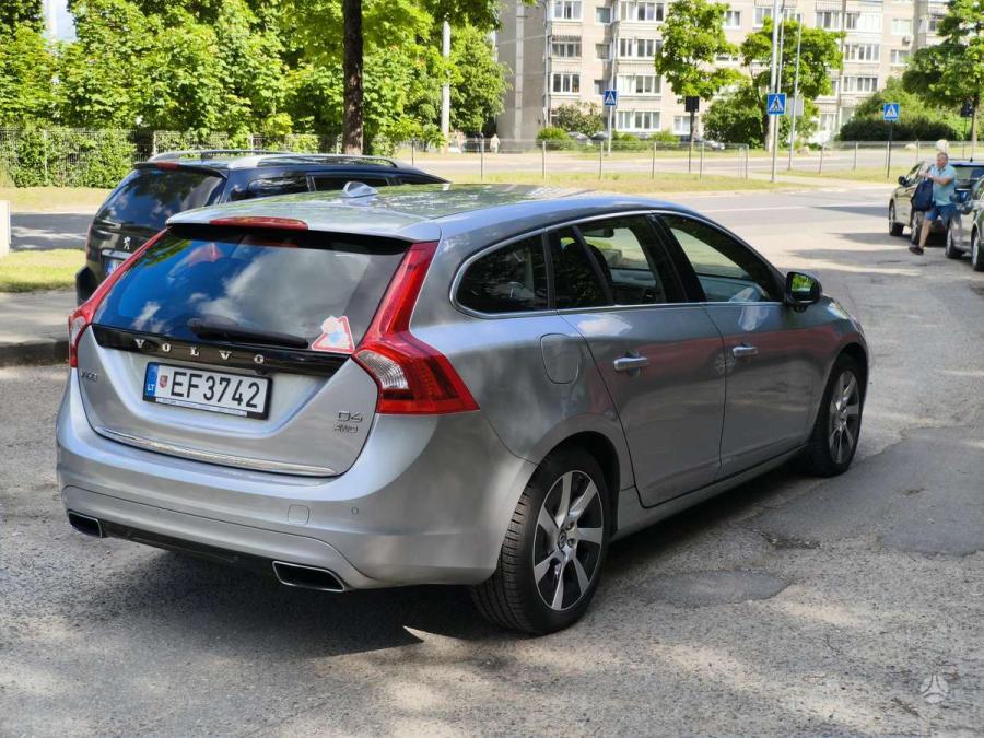 Pelēks Volvo V60 2013 Viļņa, ar dzinēja tilpumu 2.40 L un nobraukumu 256 tūkst. km par 6000 €, foto 8 vietnē AUTOMOTO.COM.LV