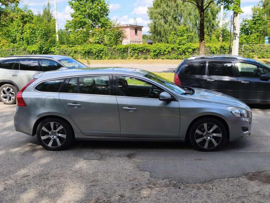Pelēks Volvo V60 2013 Viļņa, ar dzinēja tilpumu 2.40 L un nobraukumu 256 tūkst. km par 6000 €, foto 9 vietnē AUTOMOTO.COM.LV