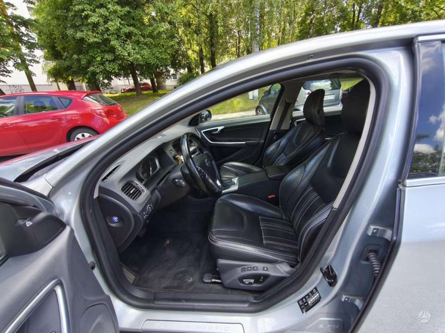 Pelēks Volvo V60 2013 Viļņa, ar dzinēja tilpumu 2.40 L un nobraukumu 256 tūkst. km par 6000 €, foto 10 vietnē AUTOMOTO.COM.LV
