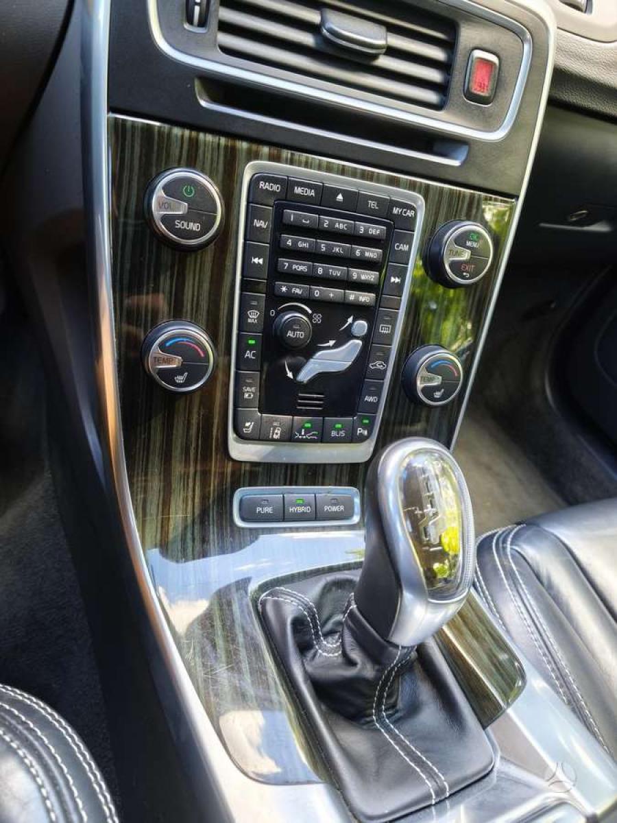 Pelēks Volvo V60 2013 Viļņa, ar dzinēja tilpumu 2.40 L un nobraukumu 256 tūkst. km par 6000 €, foto 11 vietnē AUTOMOTO.COM.LV