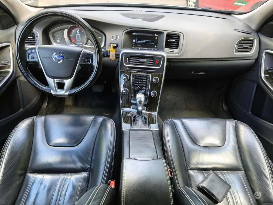 Pelēks Volvo V60 2013 Viļņa, ar dzinēja tilpumu 2.40 L un nobraukumu 256 tūkst. km par 6000 €, foto 12 vietnē AUTOMOTO.COM.LV