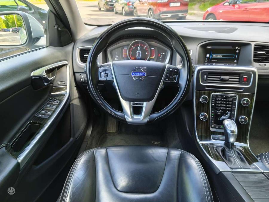 Pelēks Volvo V60 2013 Viļņa, ar dzinēja tilpumu 2.40 L un nobraukumu 256 tūkst. km par 6000 €, foto 13 vietnē AUTOMOTO.COM.LV
