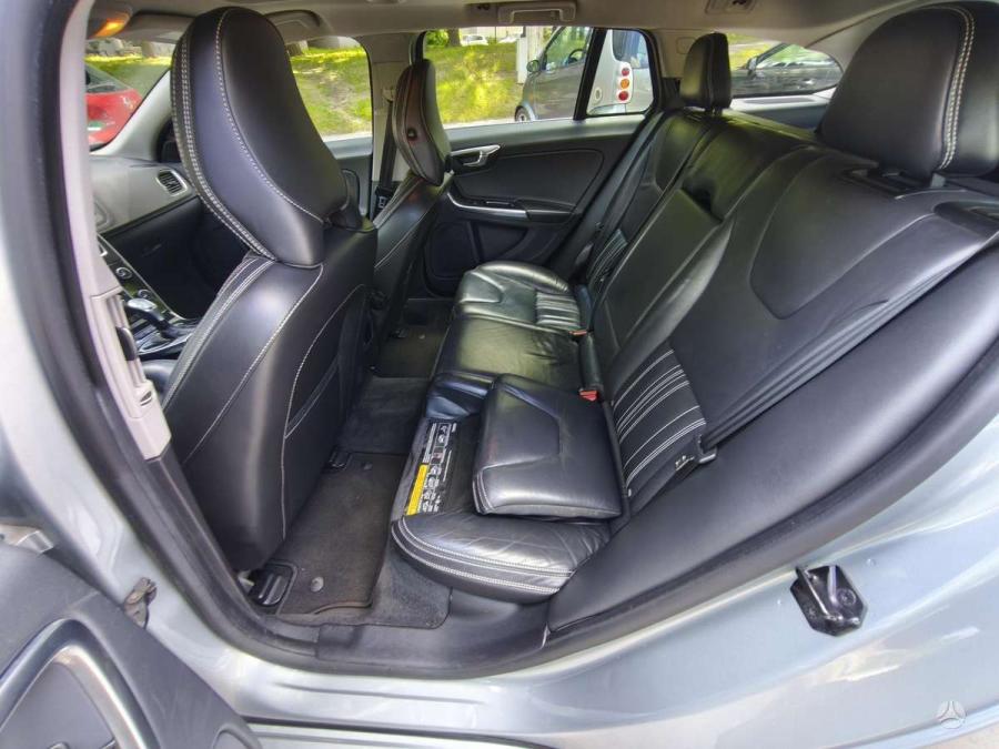 Pelēks Volvo V60 2013 Viļņa, ar dzinēja tilpumu 2.40 L un nobraukumu 256 tūkst. km par 6000 €, foto 17 vietnē AUTOMOTO.COM.LV