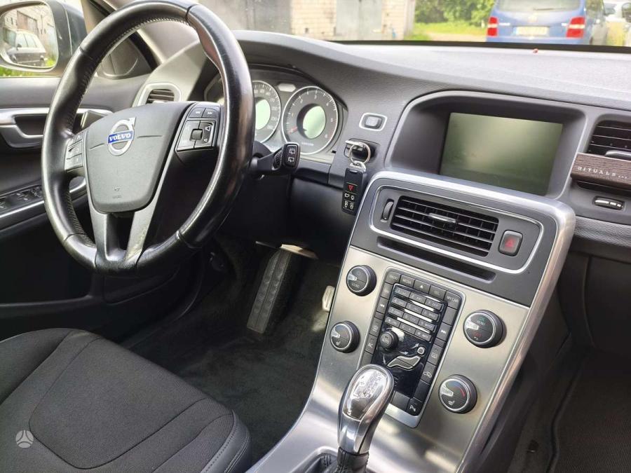 Pelēks Volvo V60 2013 Viļņa, ar dzinēja tilpumu 2.00 L un nobraukumu 278 tūkst. km par 5700 €, foto 12 vietnē AUTOMOTO.COM.LV