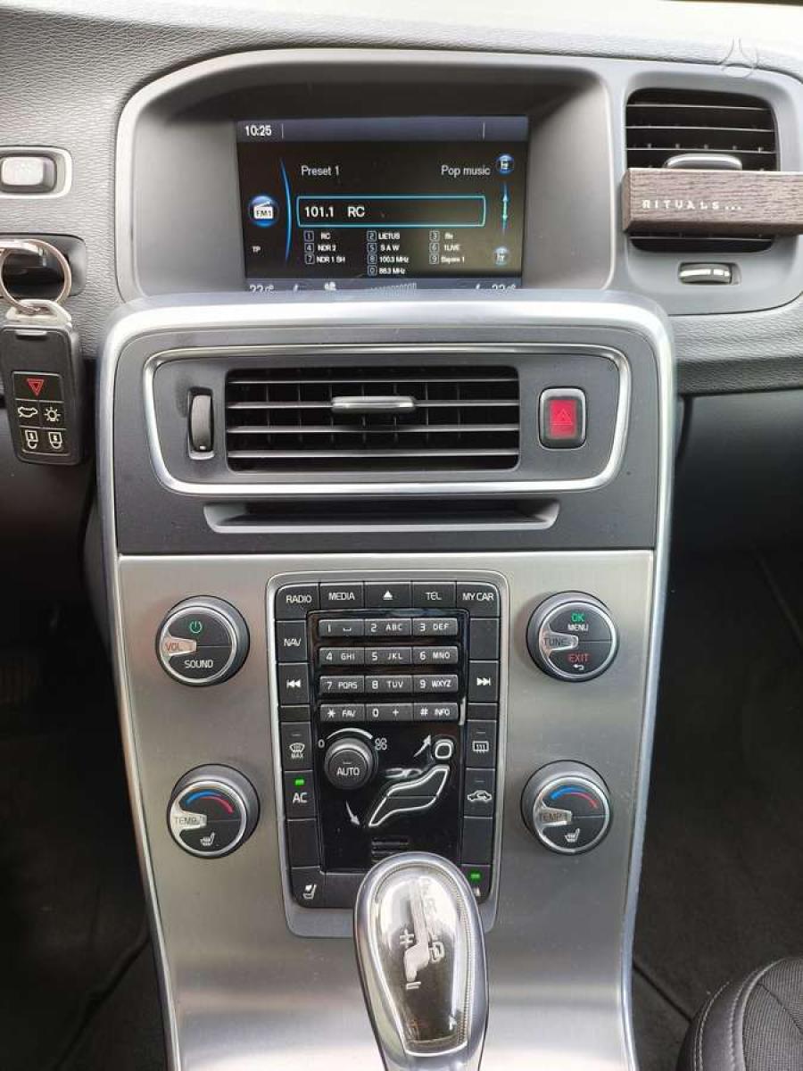 Pelēks Volvo V60 2013 Viļņa, ar dzinēja tilpumu 2.00 L un nobraukumu 278 tūkst. km par 5700 €, foto 18 vietnē AUTOMOTO.COM.LV