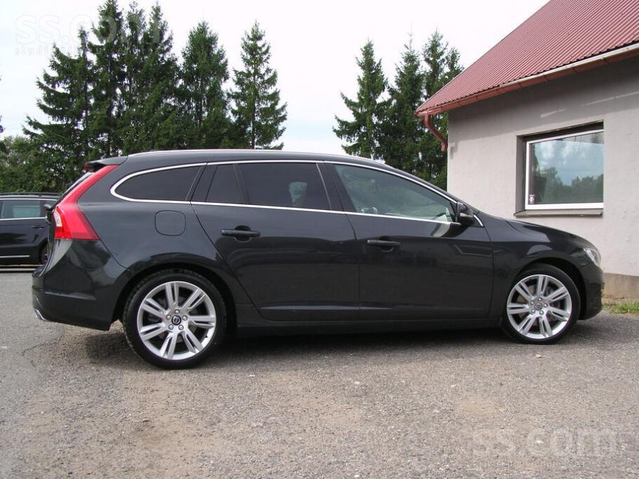 Grey Volvo V60 2013 in Riga, with an engine capacity of 2.40 L and mileage of 0 thousand km for 8350 €, photo 4 on AUTOMOTO.COM.LV